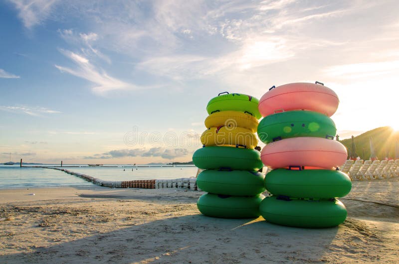 Rettungsring Auf Dem Strand Im Sommer Stockfoto - Bild von ausrüstung ...