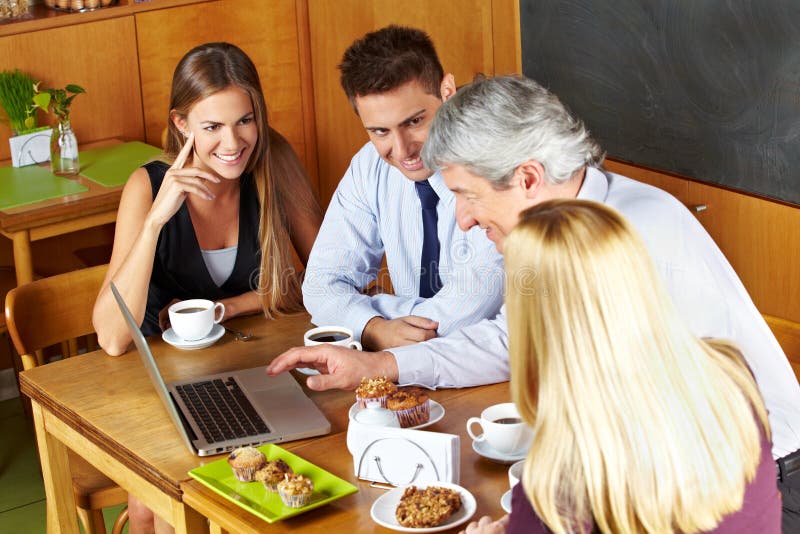 Reunião Da Equipe Do Negócio No Café Imagem de Stock - Imagem de ...