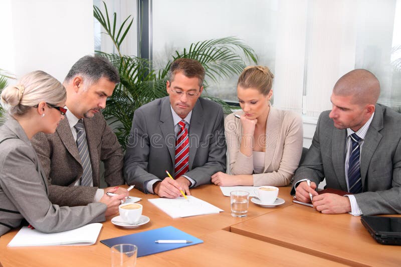 Executivos Que Falam Junto Durante A Reunião Foto De Stock Imagem De
