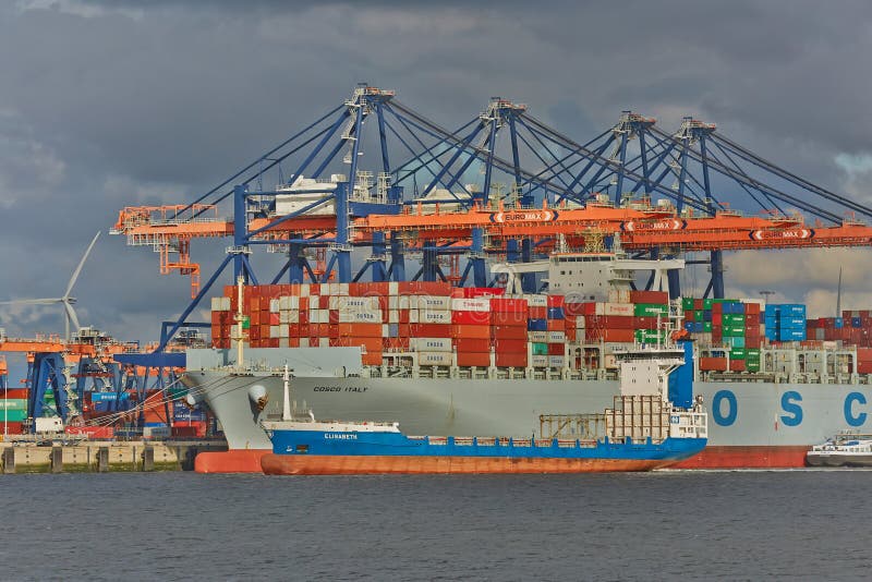 Groot Containerschip in De Haven Van Hamburg Redactionele Foto - Image ...