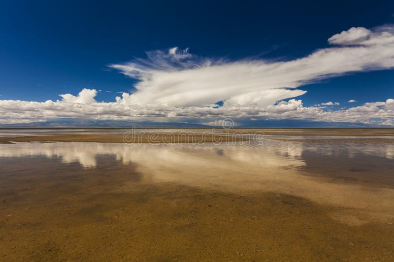 Reusachtig Meer Dichtbij De Woestijn Stock Foto - Image of meer, blauw ...