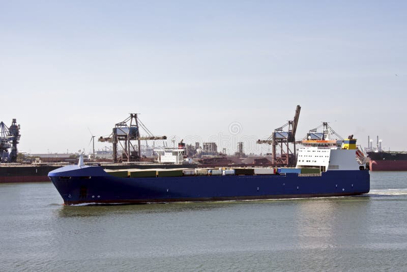 Reusachtig Vrachtschip Dat Het Nederland Van Rotterdam Verlaat Stock ... Reusachtig Vrachtschip Dat Het Nederland Van Rotterdam Verlaat Stock ...