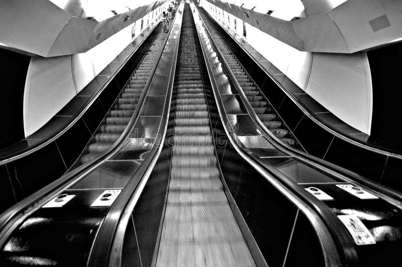 Enorme roltrap stock foto. Image of toekomst, hoog, roltrap - 1247202