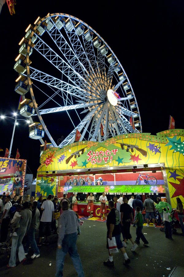 Reuzenrad en Achtbaan redactionele fotografie. Image of avond - 5079272