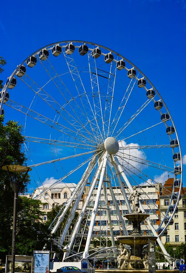 Reuzenrad in Boedapest stock foto. Image of ferris, mening - 56116010