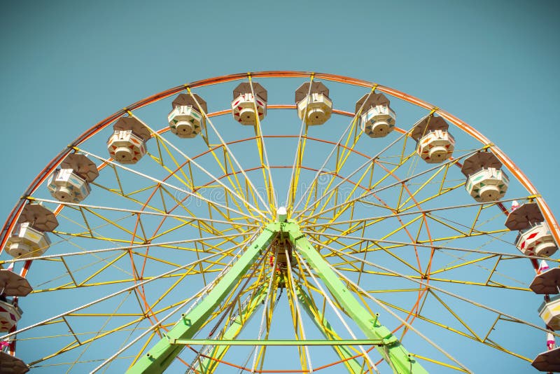 Reuzenrad Op Een Zonnige Middag Stock Afbeelding - Image of kleurrijk ...