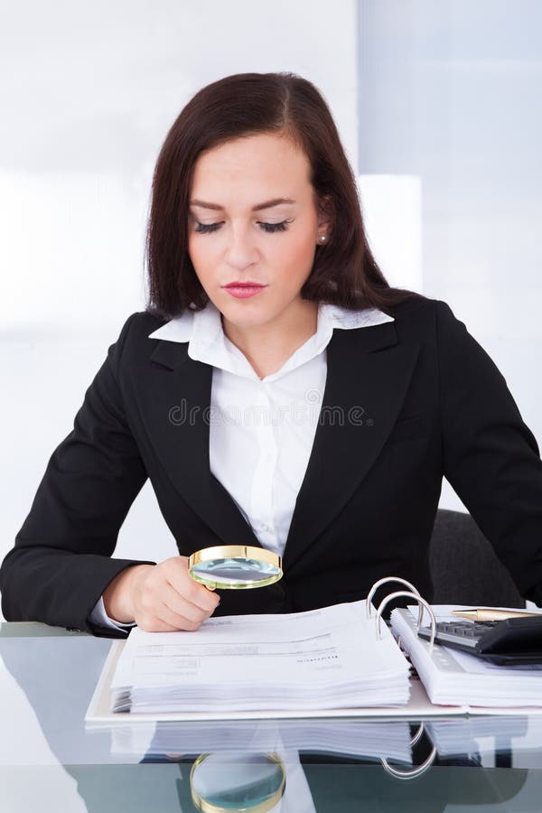 Revisore Dei Conti Che Controlla I Documenti Finanziari Fotografia ...