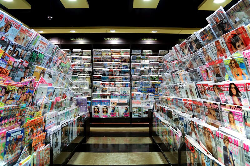 Revistas en la librería fotografía editorial. Imagen de literatura ...