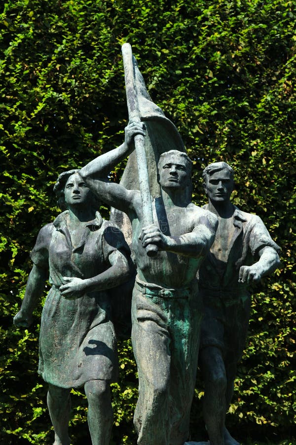 Revolution statue editorial image. Image of castle, artwork - 129147735