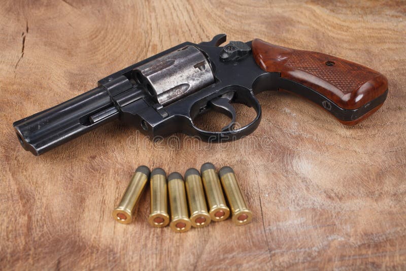 Revolver met munitie stock foto. Image of munitie, kaliber - 135753748