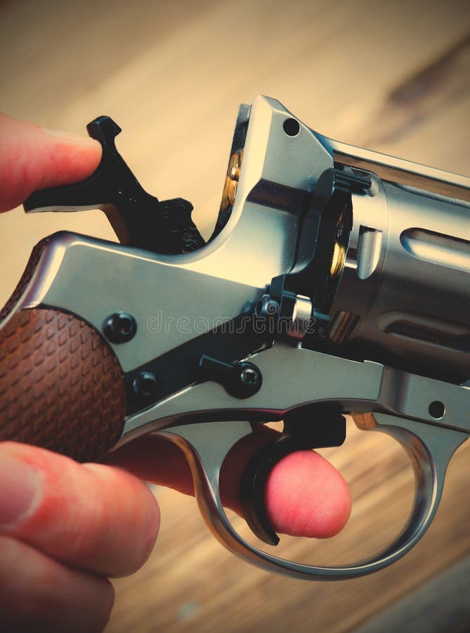 Revolver Mit Dem Hammer Spannte in Seiner Hand Stockfoto - Bild von ...