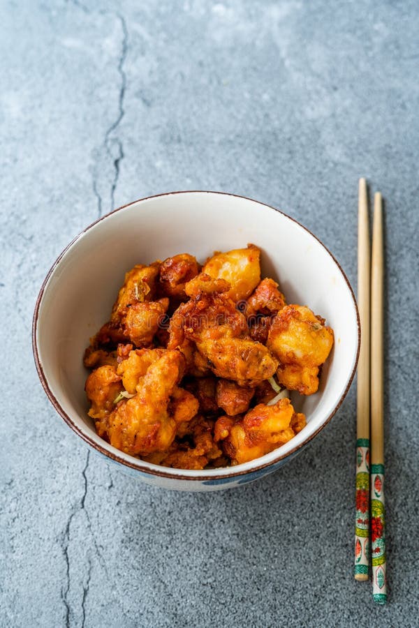 Revolver Pollo De Mongolia Con Palillos Foto de archivo - Imagen de ...