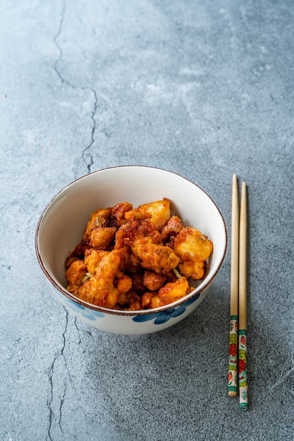 Revolver Pollo De Mongolia Con Palillos Foto de archivo - Imagen de ...
