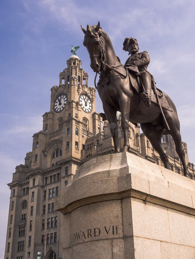 Rey Edward VII Y Edificio Del Hígado, Liverpool Imagen de archivo ...