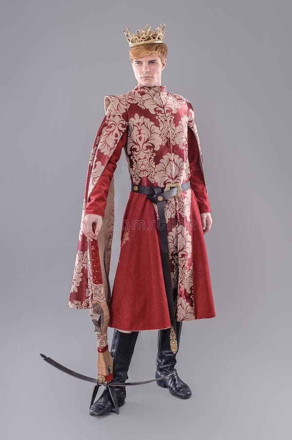 Rey Medieval Con Su Reina Y Caballeros En Guardia En Interior Del ...