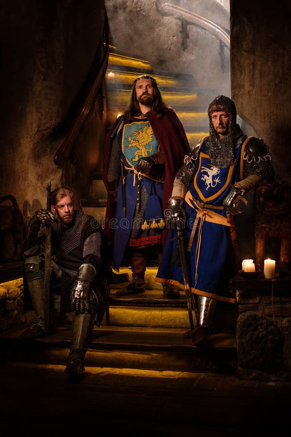 Rey Medieval Con Sus Caballeros En Interior Antiguo Del Castillo Imagen ...