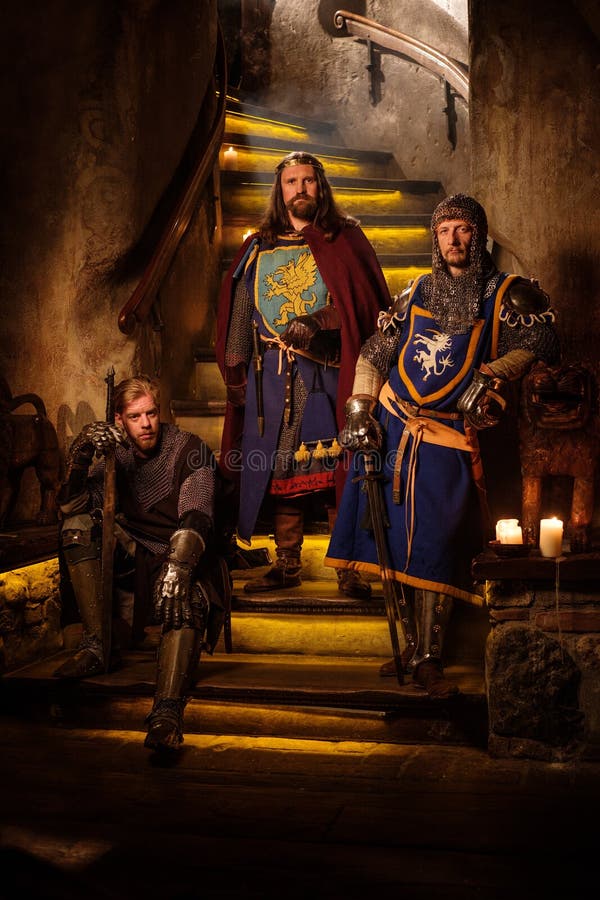 Rey Medieval Con Su Reina Y Caballeros En Guardia En Interior Antiguo ...