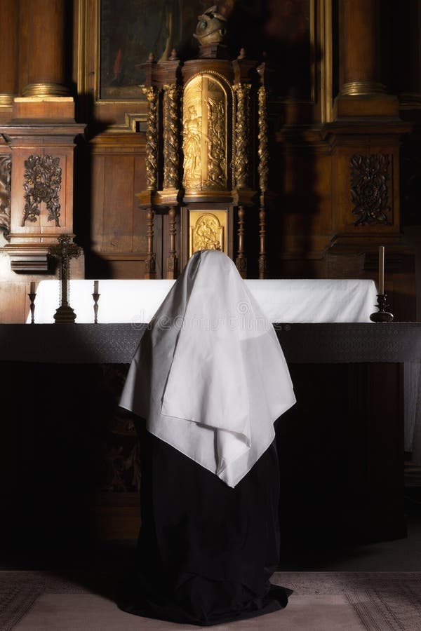 Rezo en el altar imagen de archivo. Imagen de romano - 30413335