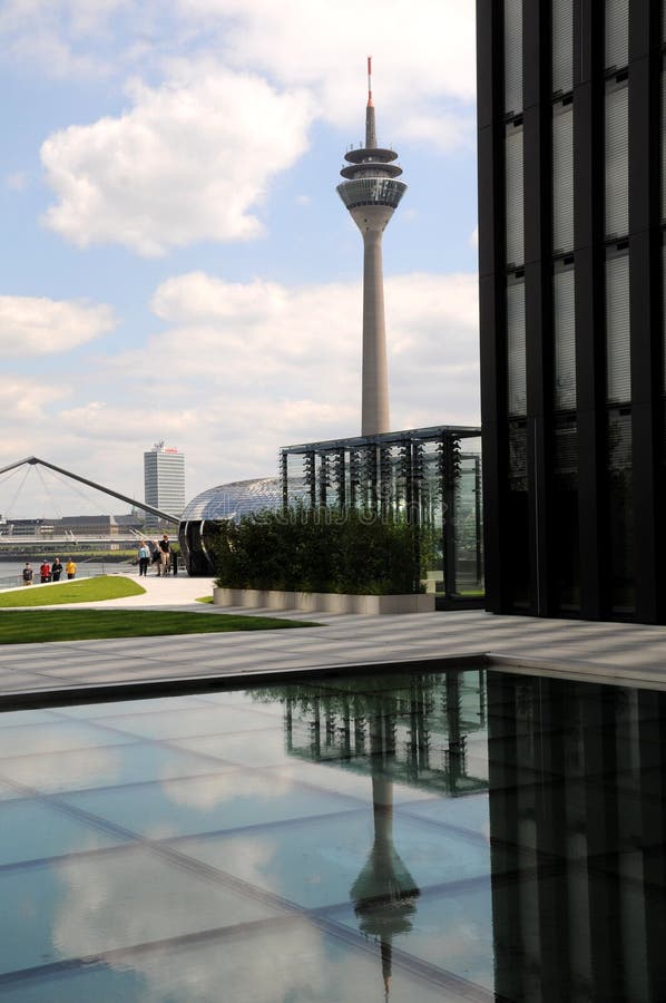 Rheinturm en Duesseldorf - imagen de archivo editorial. Imagen de ...