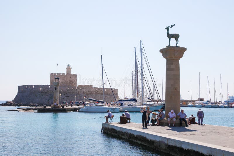 Mandraki-Hafen Rhodos, Griechenland Redaktionelles Stockbild - Bild von ...