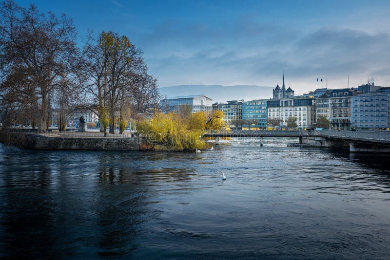 Rhone River Et Genève Skyline Genève Suisse Photo stock - Image du ...