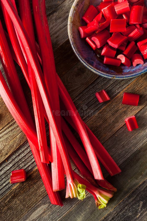 Rhubarbe Rouge Organique Crue Image stock - Image du coupé, vivacité ...
