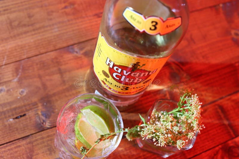 Rhum cubain image stock éditorial. Image du citron, projectile - 77274219