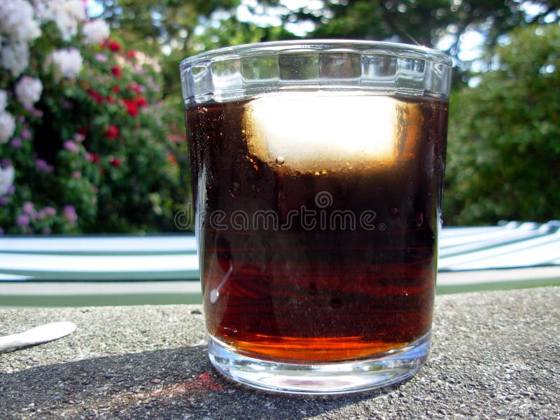 Rhum et coke photo stock. Image du esprit, alcool, condensation - 929974
