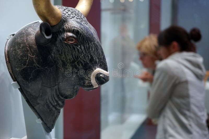 Rhyton foto editorial. Imagem de menina, turismo, vaso - 118009881