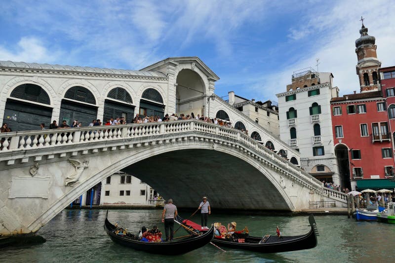 The Rialto Bridge Spanning the Grand Canal in Venice Editorial Photo ...