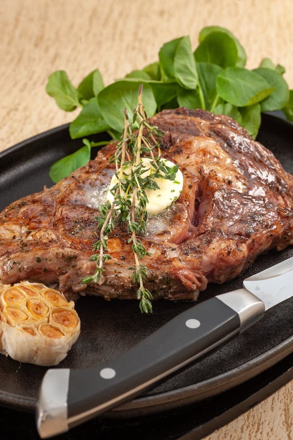 Rib Eye Steak Delicioso Con Ajo Asado Foto de archivo - Imagen de ...