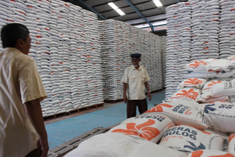 Rice storage warehouses editorial photo. Image of people - 66757391