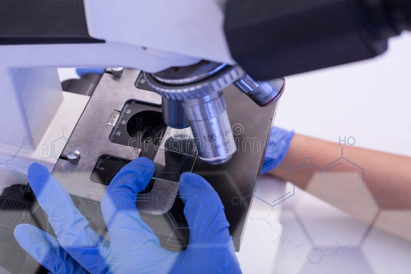 Ricerca Della Gente Del Laboratorio E Prova Chimica Di Analisi Con Il ...