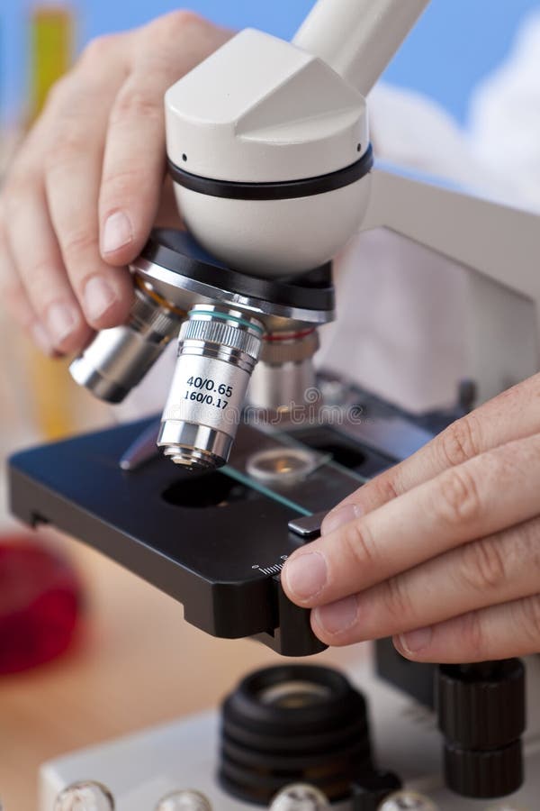 Ricerca scientifica immagine stock. Immagine di allievo - 9343999