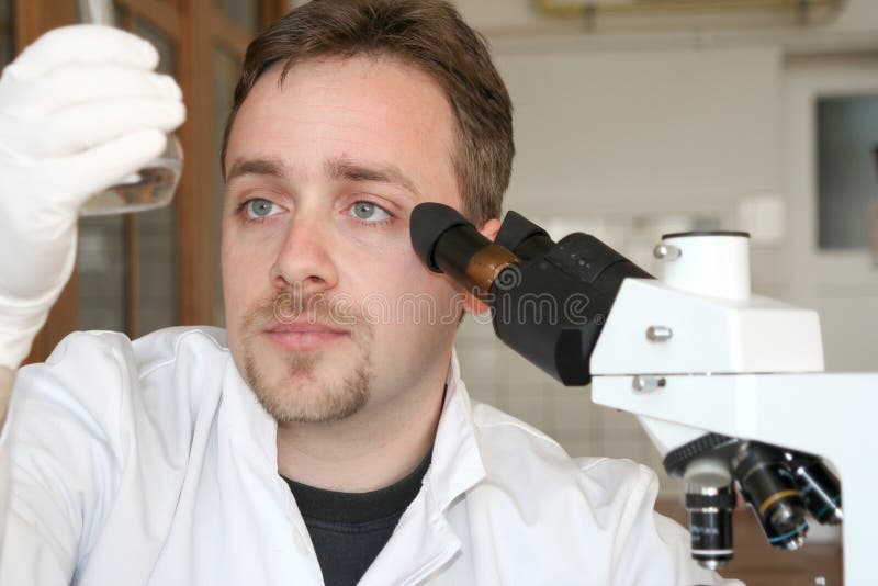 Ricerca Scientifica Nel Laboratorio 2 Immagine Stock - Immagine di uomo ...