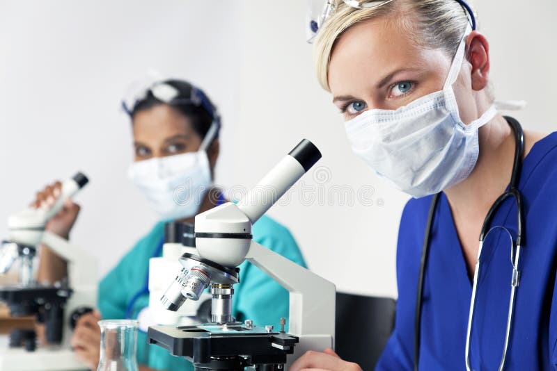 Ricercatore Di Ricerca Scientifica E Provetta Femminili in Laboratorio ...