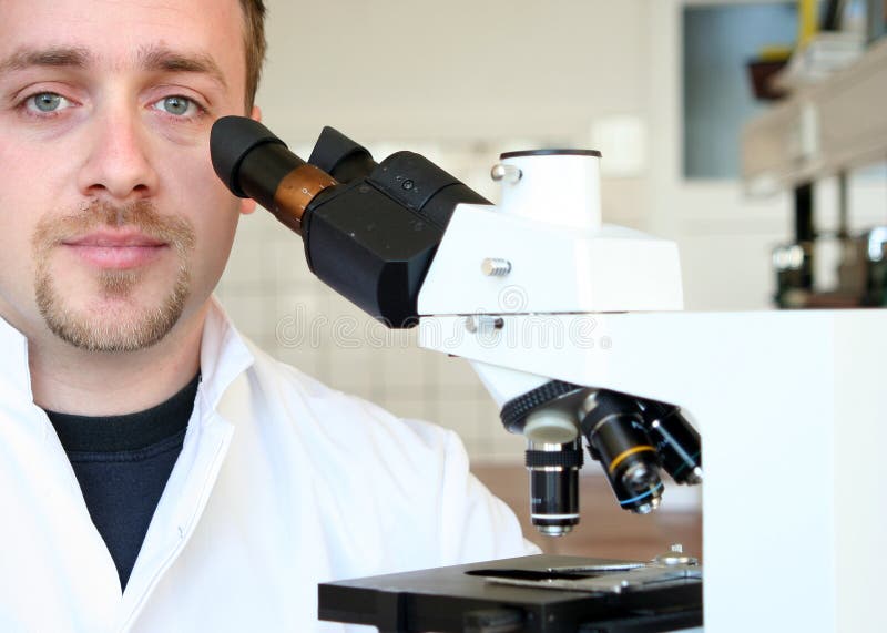 Ricerca Scientifica Nel Laboratorio 2 Immagine Stock - Immagine di uomo ...