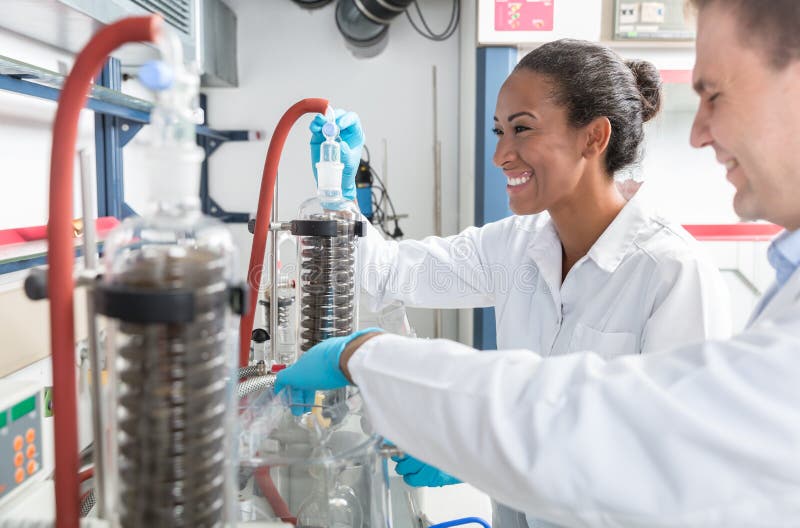 Ricercatori Che Preparano Prova in Laboratorio Scientifico Immagine ...