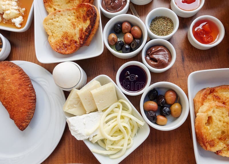 Tradizionale Colazione Di Villaggio Turca Sul Tavolo Di Legno Immagine ...