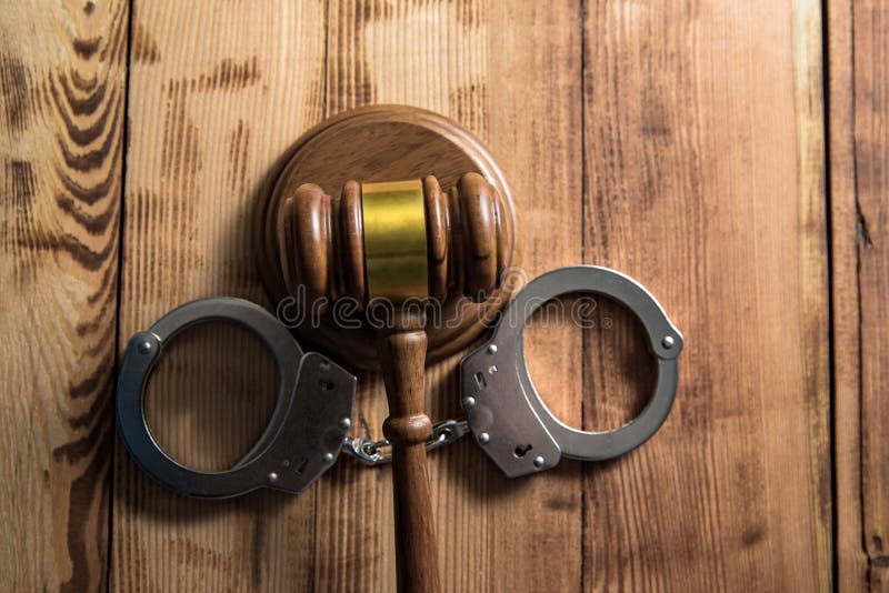 Richter Mit Den Handschellen Stockbild - Bild von kriminell, hölzern ...