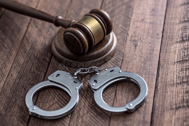 Richter Mit Den Handschellen Stockbild - Bild von hölzern, gericht ...