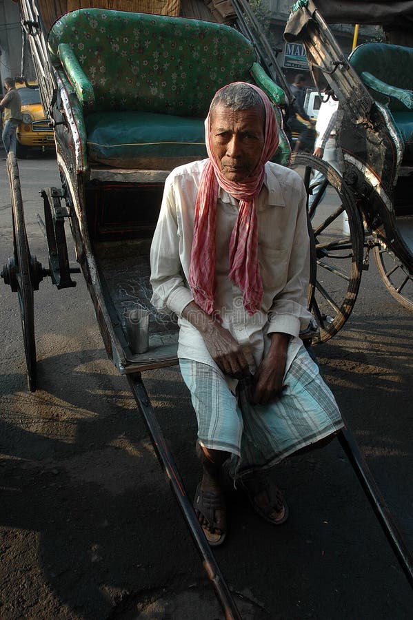 Rickshaw Driver editorial photo. Image of morning, poverty - 25428751