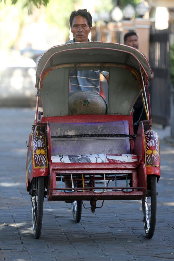 Rickshaw driver editorial photo. Image of passengers - 55608316