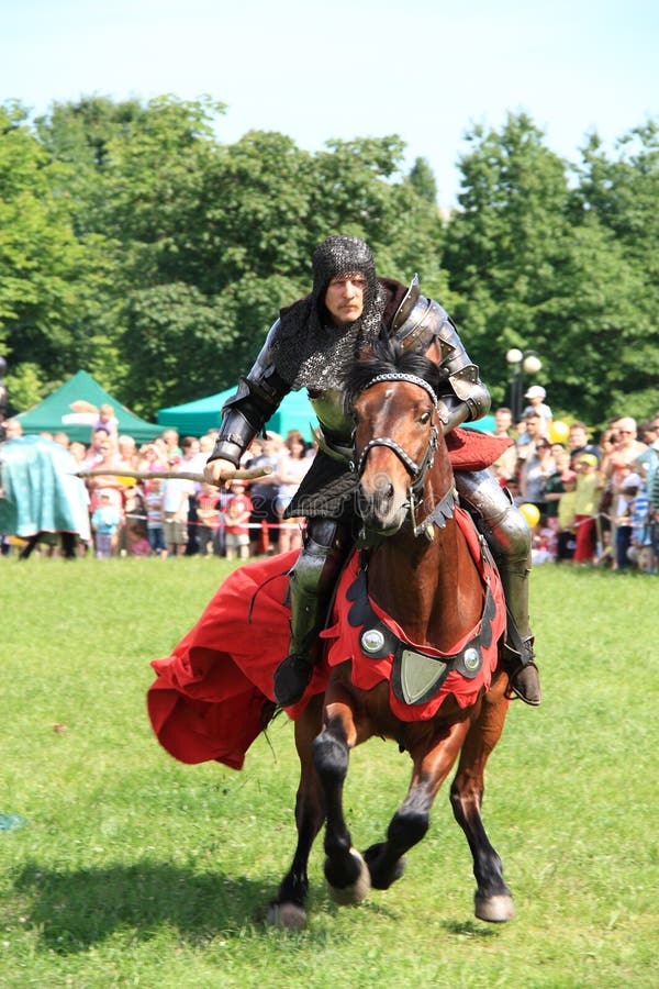 Riddaren På Häst Ordnar Till För Strid Med Lancen Arkivfoto - Bild av ...