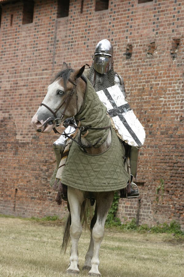 Riddare på häst arkivfoto. Bild av slott, pansar, svärd - 30922576