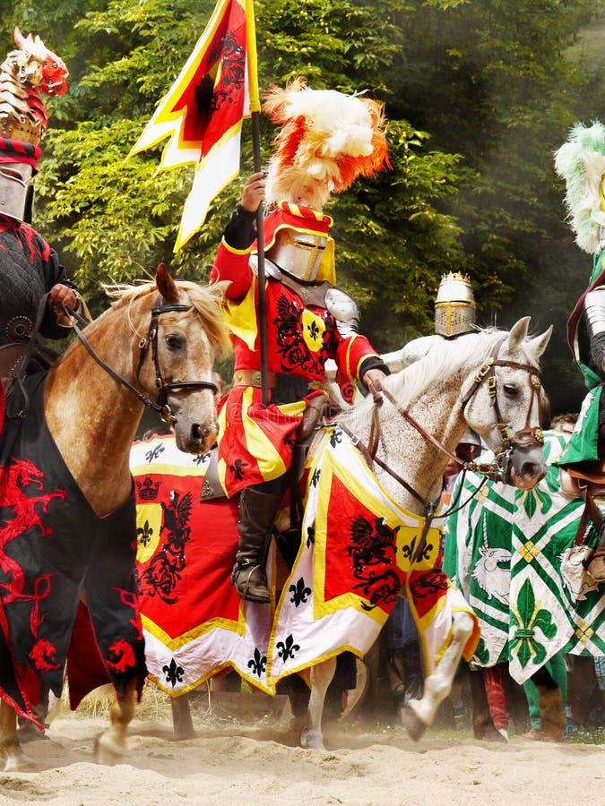 Riddare på häst redaktionell arkivfoto. Bild av stridighet - 75816378