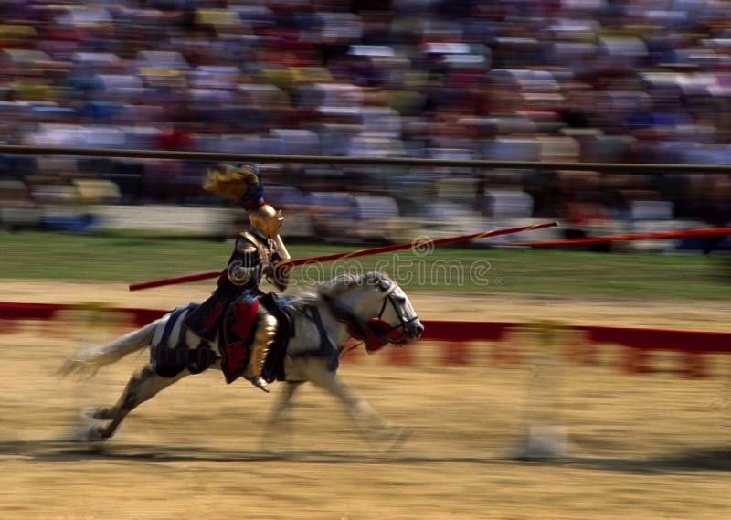 Ridder in Zwaar Pantser Op Een Paard En Met Een Lans Stock Afbeelding ...