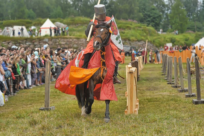 Ridder Met Lans Op Horseback Redactionele Afbeelding - Image of chroom ...