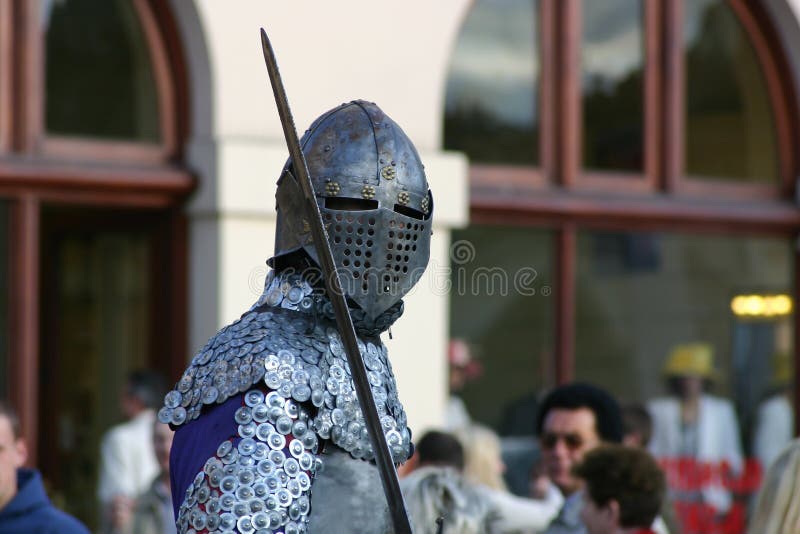 Ridder met zwaard stock afbeelding. Image of helm, ridder - 3928975