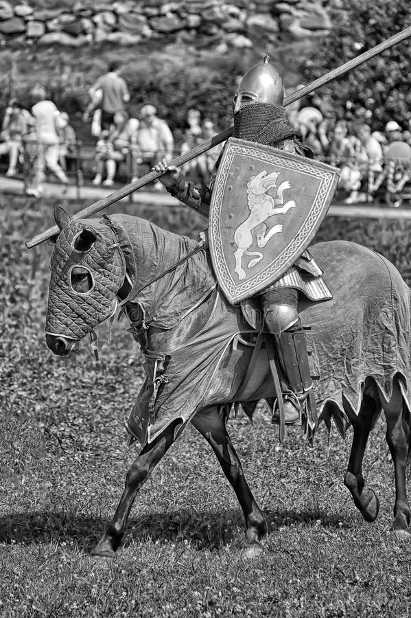 Ridder op paard redactionele stock foto. Image of pantser - 32890298